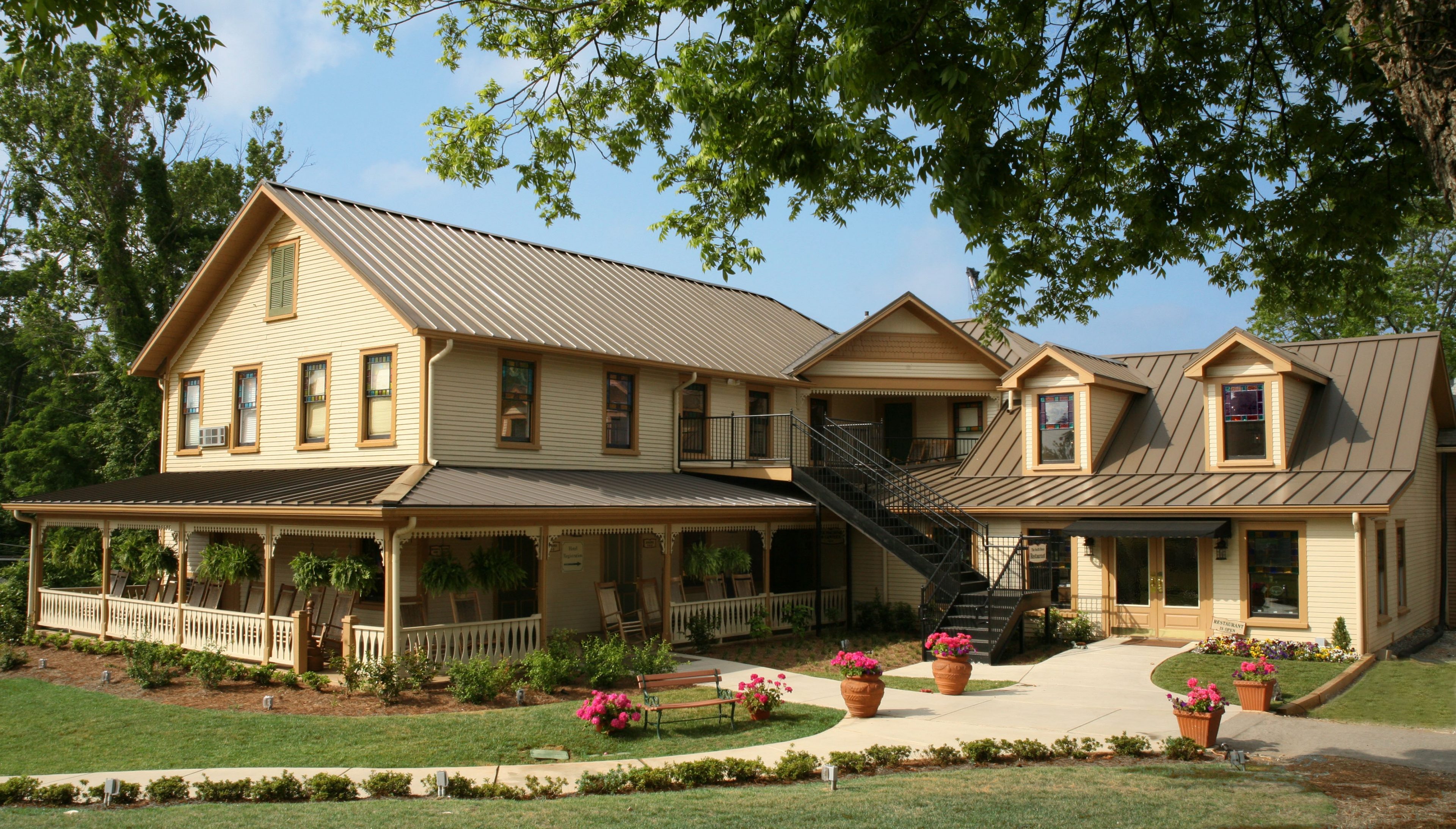 The Smith House – Family Dining, Lodging and Country Store